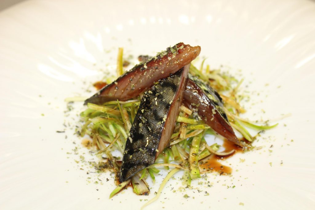 Caballa marinada soasada, salsa teriyaki, sunomono de espárragos ...