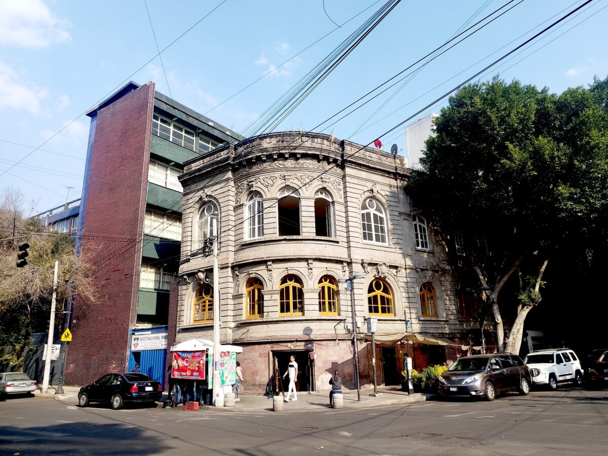 Tacos, cafés y mucha vida de barrio en la colonia San Rafael - 7 Caníbales