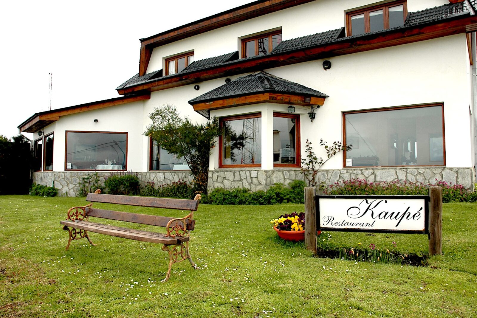 Kaupé, la vitrina marina de Ernesto Vivian en Ushuaia - 7 Caníbales