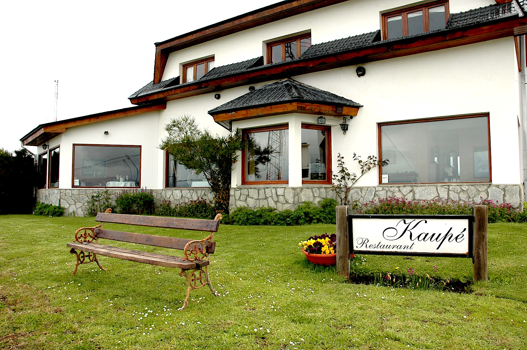 Kaupé, la vitrina marina de Ernesto Vivian en Ushuaia - 7 Caníbales